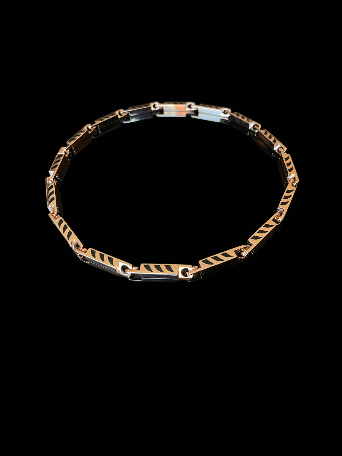 Dopio Deco Chain with Shark Fin Enameling – Dezso Sara Beltran