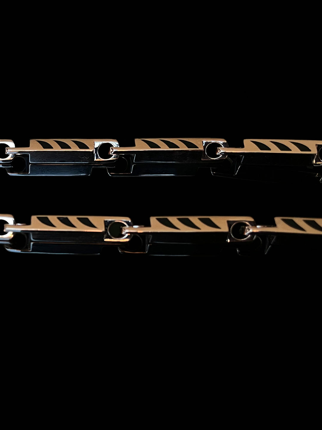 Dopio Deco Chain with Shark Fin Enameling – Dezso Sara Beltran